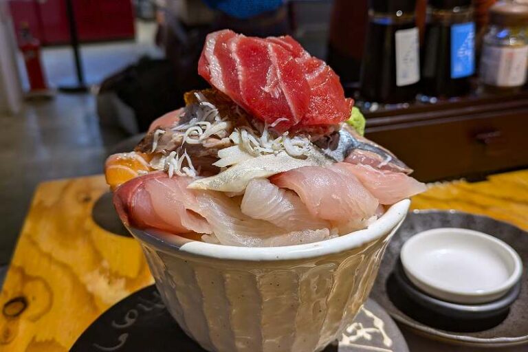 札幌「シハチ鮮魚店 狸COMICHI店」行列店の海鮮丼がおすすめ！昼飲み・予約方法も